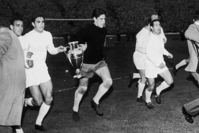 Legendary "Real" footballer Jose Emilio Santamaria has passed away ...