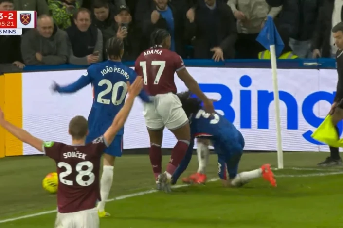 Adama Traore throws Cucurella off the field and Joao Pedro gets scared ...