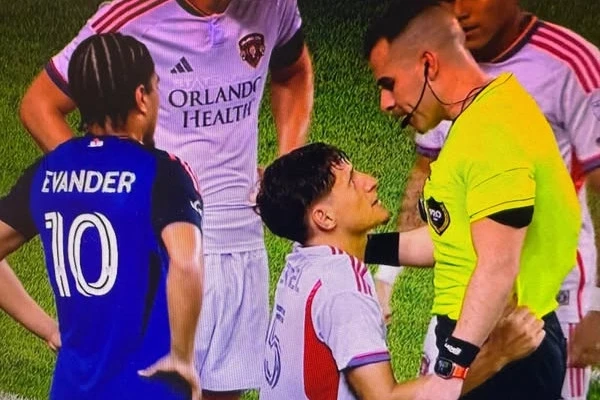 Orlando footballer begging on his knees before the referee became the ...